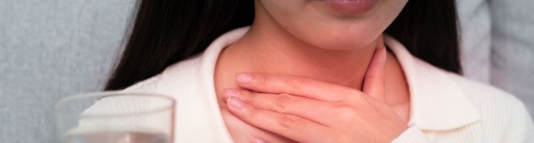 Garganta inflamada causa febre por quantos dias